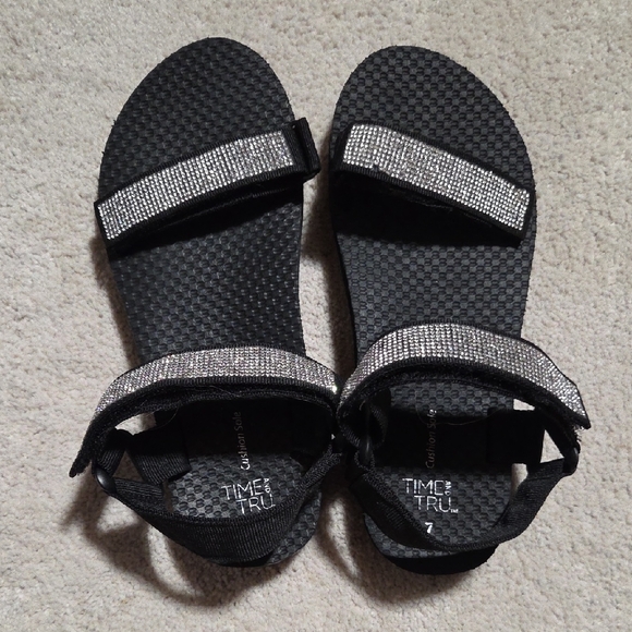 Time and Tru | Shoes | Time And Tru Black Sandals With Silver Accents ...